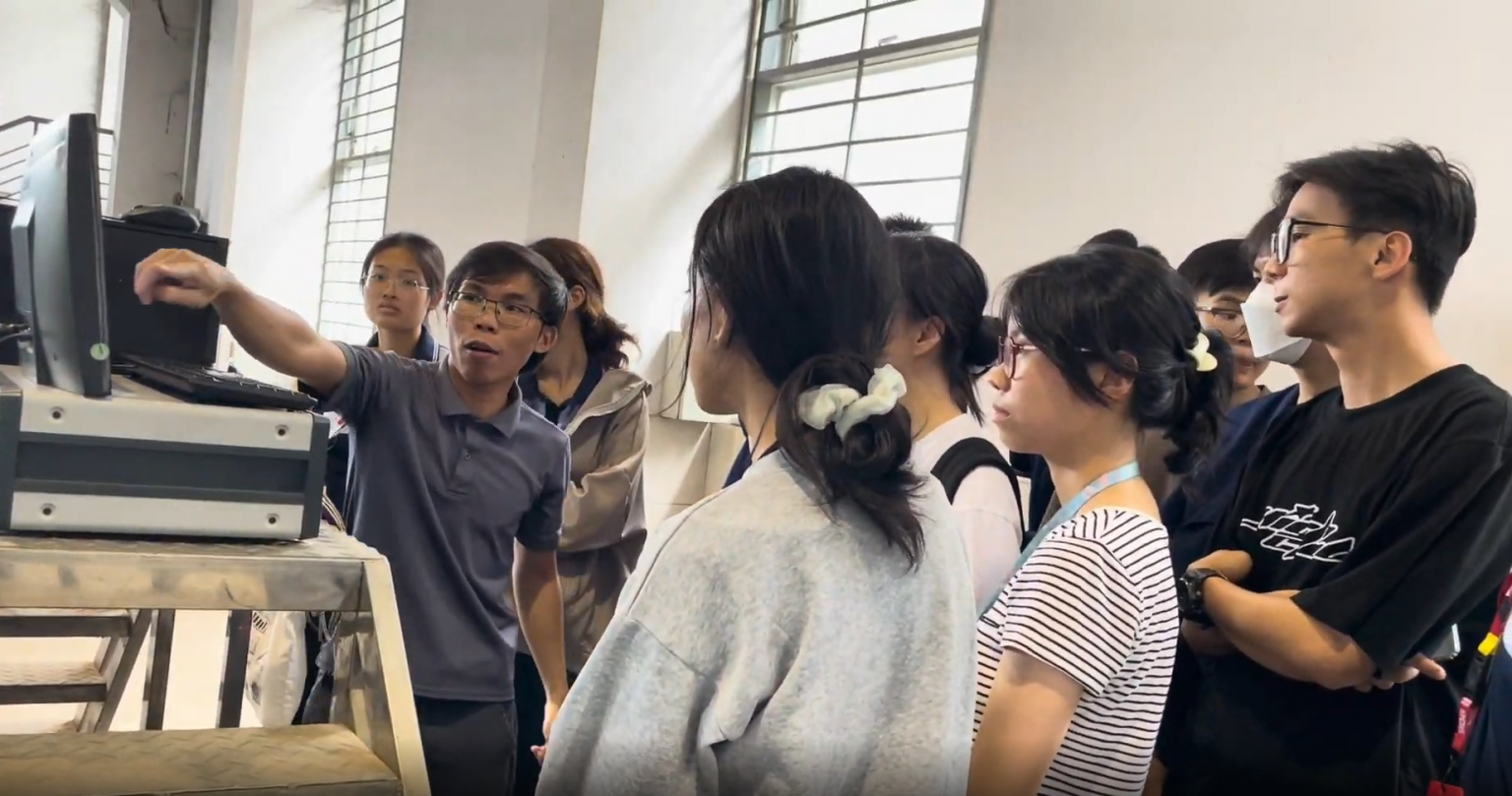 Sinh viên ngành Hải dương học tham quan Phòng thí nghiệm Thủy công ...